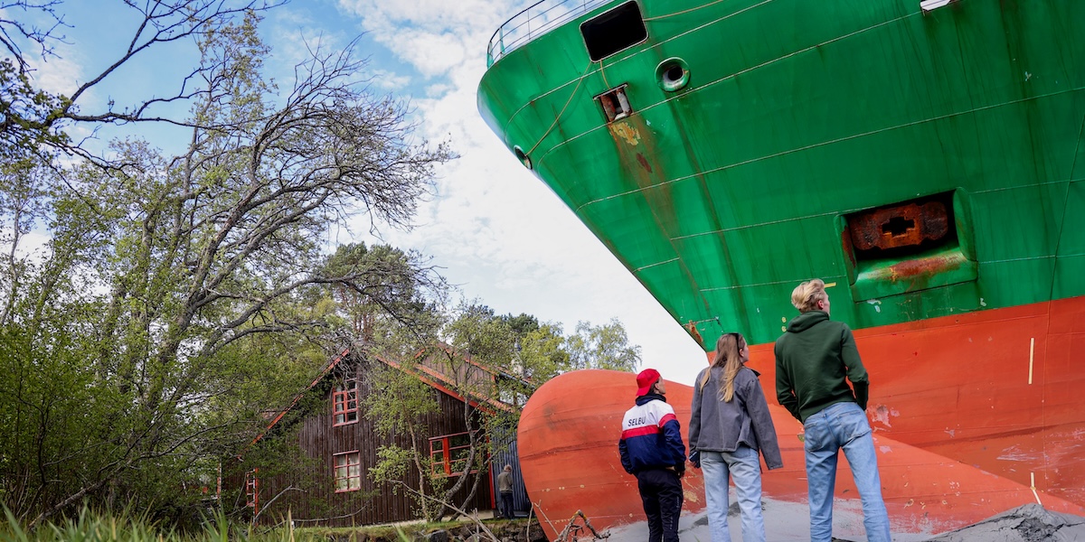 Gigantiskt fartyg gick på land – bara meter från bostad i Trondheim ...